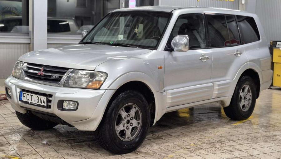 Pelēks Mitsubishi Pajero 2003 Viļņa, ar dzinēja tilpumu 3.20 L un nobraukumu 350 tūkst. km par 2800 €, foto 3 vietnē AUTOMOTO.COM.LV