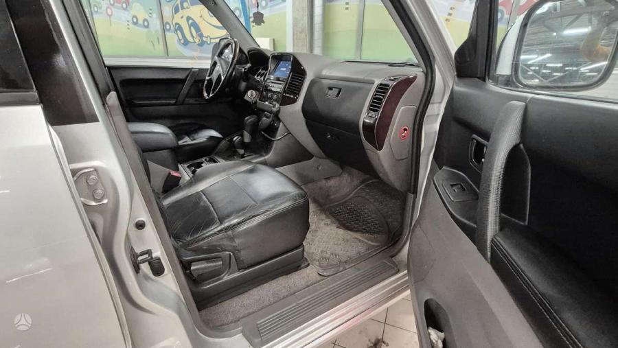 Pelēks Mitsubishi Pajero 2003 Viļņa, ar dzinēja tilpumu 3.20 L un nobraukumu 350 tūkst. km par 2800 €, foto 11 vietnē AUTOMOTO.COM.LV