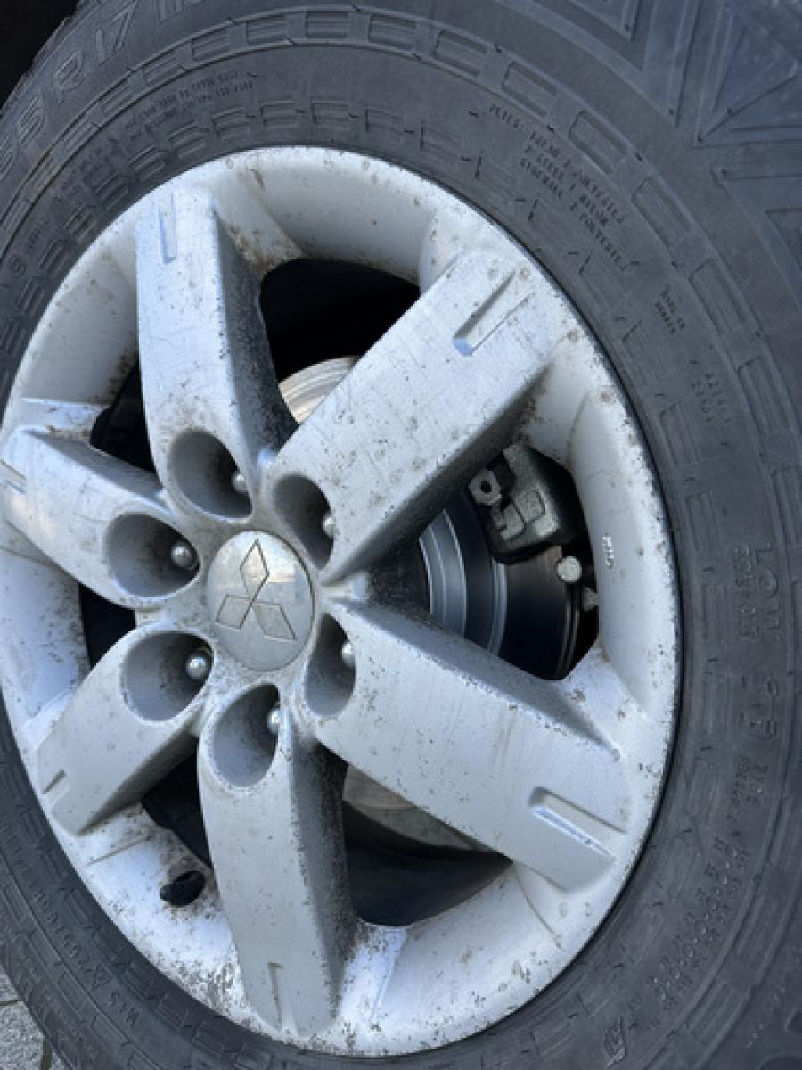 Pelēks Mitsubishi Pajero 2005 Tallina, ar dzinēja tilpumu 3.20 L un nobraukumu 224 tūkst. km par 5300 €, foto 6 vietnē AUTOMOTO.COM.LV