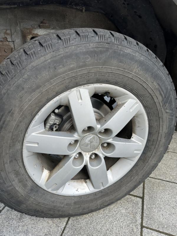 Grey Mitsubishi Pajero 2005 in Tallinn, with an engine capacity of 3.20 L and mileage of 224 thousand km for 5300 €, photo 6 on AUTOMOTO.COM.LV