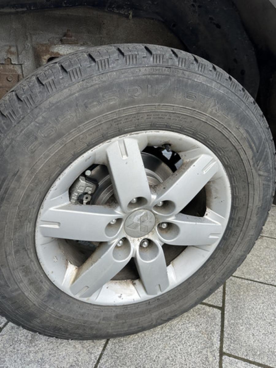 Pelēks Mitsubishi Pajero 2005 Tallina, ar dzinēja tilpumu 3.20 L un nobraukumu 224 tūkst. km par 5300 €, foto 7 vietnē AUTOMOTO.COM.LV