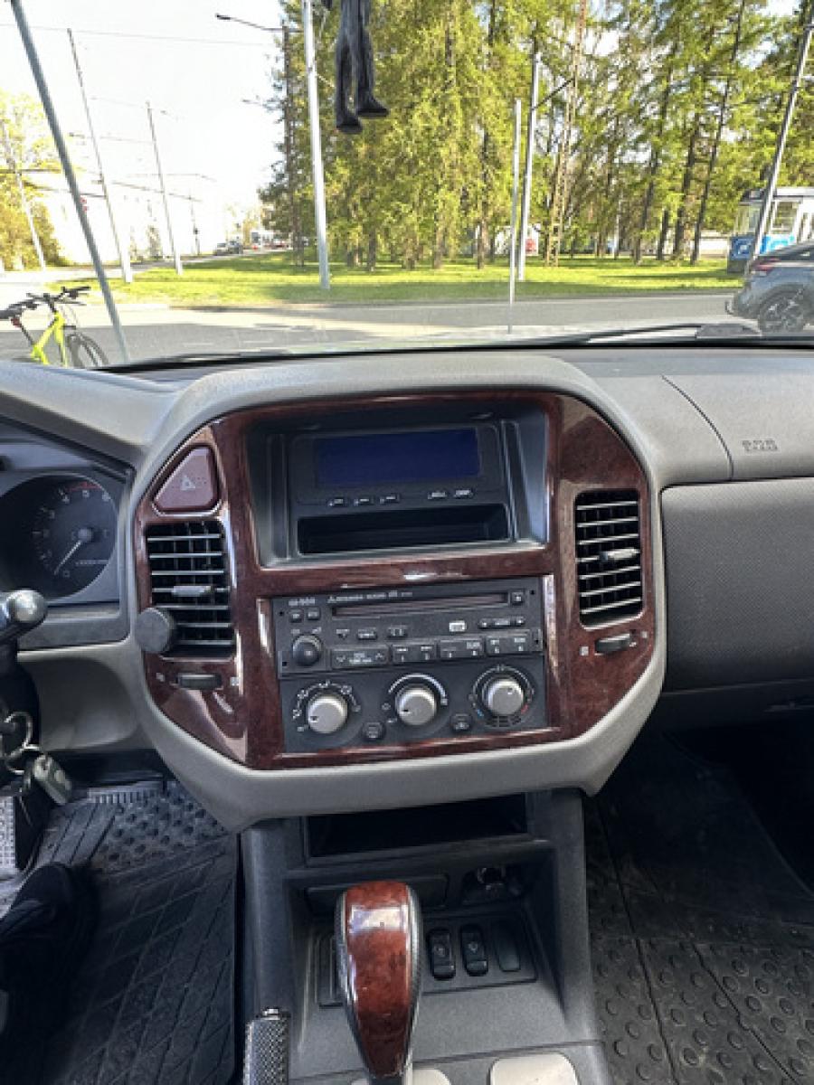 Pelēks Mitsubishi Pajero 2005 Tallina, ar dzinēja tilpumu 3.20 L un nobraukumu 224 tūkst. km par 5300 €, foto 15 vietnē AUTOMOTO.COM.LV