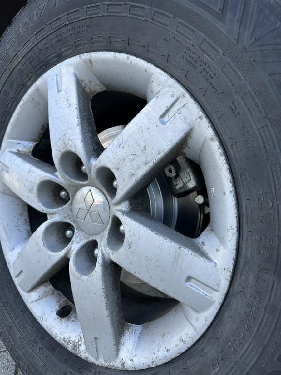 Pelēks Mitsubishi Pajero 2005 Tallina, ar dzinēja tilpumu 3.20 L un nobraukumu 224 tūkst. km par 5300 €, foto 21 vietnē AUTOMOTO.COM.LV