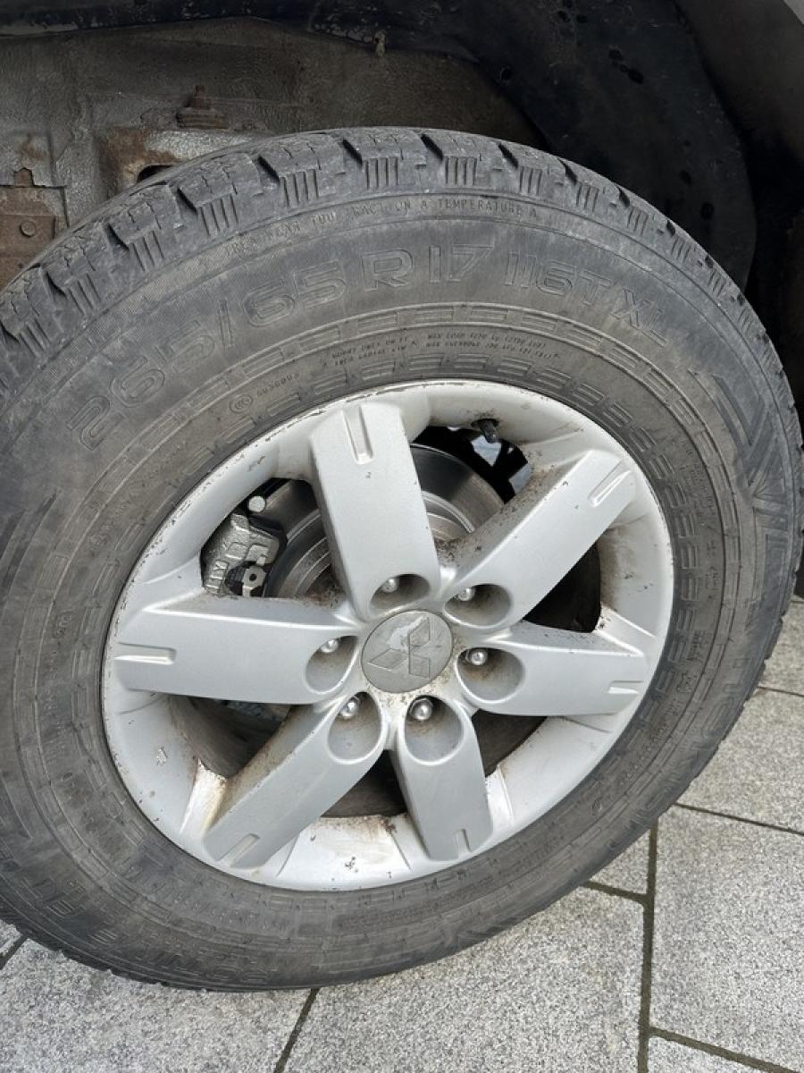 Pelēks Mitsubishi Pajero 2005 Tallina, ar dzinēja tilpumu 3.20 L un nobraukumu 224 tūkst. km par 5300 €, foto 22 vietnē AUTOMOTO.COM.LV