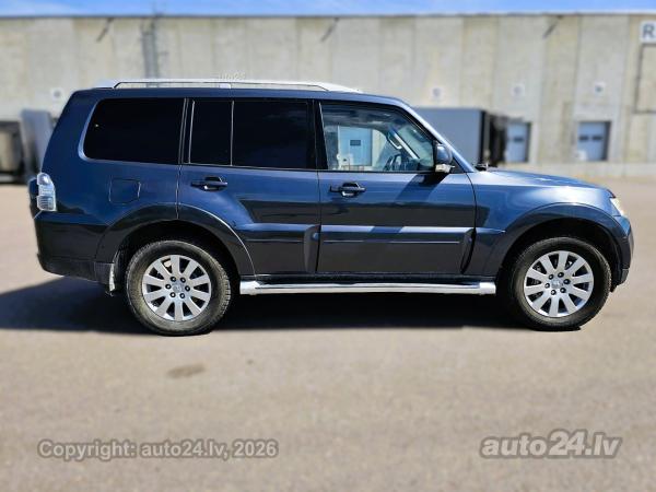 Grey Mitsubishi Pajero 2008 in Tallinn, with an engine capacity of 3.20 L and mileage of 235 thousand km for 10900 €, photo 4 on AUTOMOTO.COM.LV