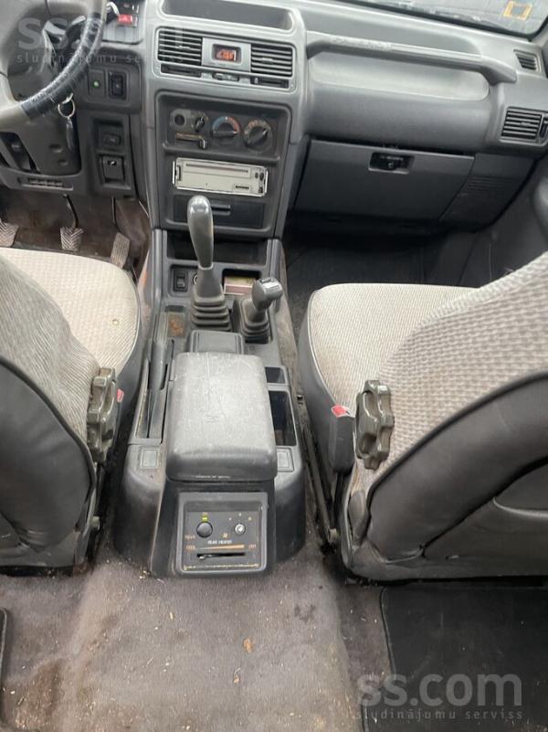 Sarkans Mitsubishi Pajero 1992 Talsi, ar dzinēja tilpumu 2.50 L un nobraukumu 250 tūkst. km par 1550 €, foto 5 vietnē AUTOMOTO.COM.LV