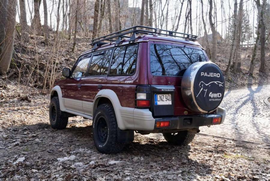 Red Mitsubishi Pajero 1994 in Vilnius, with an engine capacity of 2.84 L and mileage of 204 thousand km for 6200 €, photo 4 on AUTOMOTO.COM.LV
