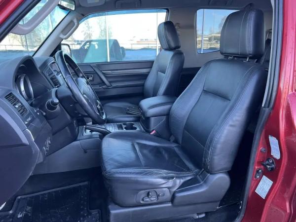 Red Mitsubishi Pajero 2009 in Rezekne, with an engine capacity of 3.20 L and mileage of 158 thousand km for 6850 €, photo 10 on AUTOMOTO.COM.LV