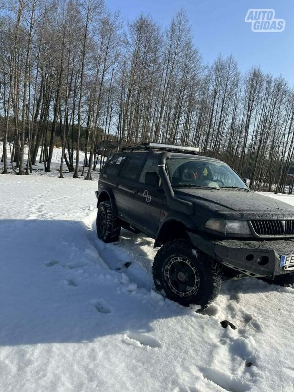 Black Mitsubishi Pajero Sport 1999 in Vilnius, with an engine capacity of 3.00 L and mileage of 308 thousand km for 4000 €, photo 2 on AUTOMOTO.COM.LV