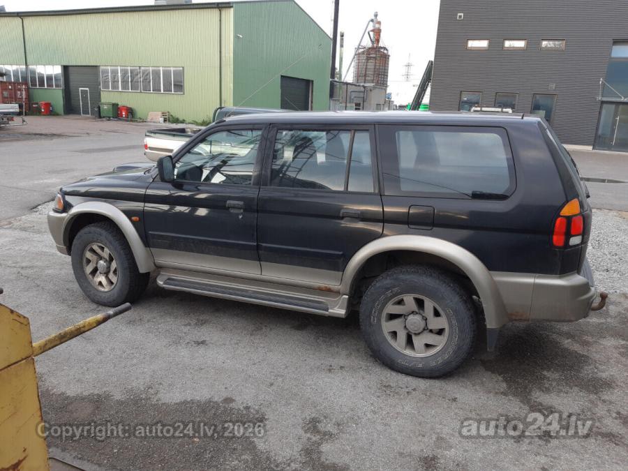 Melns Mitsubishi Pajero Sport 2000 Tallina, ar dzinēja tilpumu 2.50 L un nobraukumu 265 tūkst. km par 4340 €, foto 2 vietnē AUTOMOTO.COM.LV