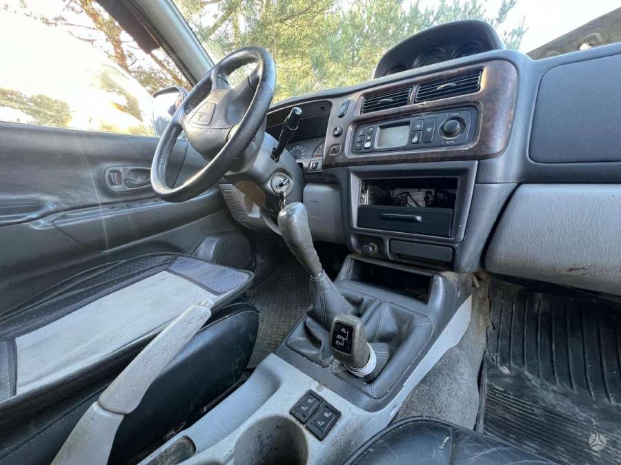 Melns Mitsubishi Pajero Sport 2005 Viļņa, ar dzinēja tilpumu 2.48 L un nobraukumu 230 tūkst. km par 3700 €, foto 2 vietnē AUTOMOTO.COM.LV