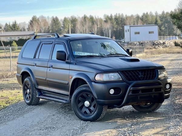 Black Mitsubishi Pajero Sport 2005 in Vilnius, with an engine capacity of 2.48 L and mileage of 230 thousand km for 3700 €, photo 4 on AUTOMOTO.COM.LV