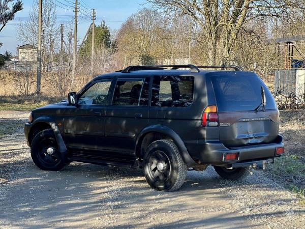 Black Mitsubishi Pajero Sport 2005 in Vilnius, with an engine capacity of 2.48 L and mileage of 230 thousand km for 3700 €, photo 5 on AUTOMOTO.COM.LV