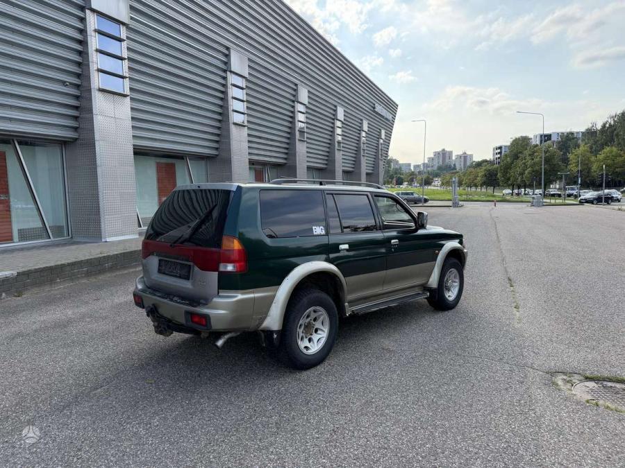 Green Mitsubishi Pajero Sport 1998 in Vilnius, with an engine capacity of 2.48 L and mileage of 289 thousand km for 2800 €, photo 3 on AUTOMOTO.COM.LV
