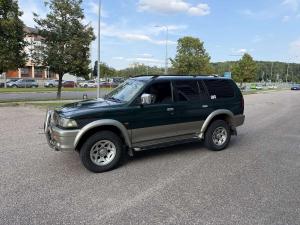 Green Mitsubishi Pajero Sport 1998 in Vilnius, with an engine capacity of 2.48 L and mileage of 289 thousand km for 2800 €, photo 6 on AUTOMOTO.COM.LV