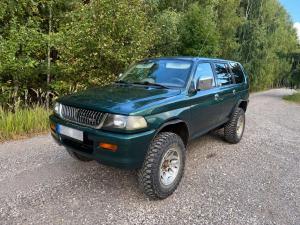 Zaļš Mitsubishi Pajero Sport 1998 Panevēža, ar dzinēja tilpumu 2.97 L un nobraukumu 249 tūkst. km par 4900 €, foto  vietnē AUTOMOTO.COM.LV