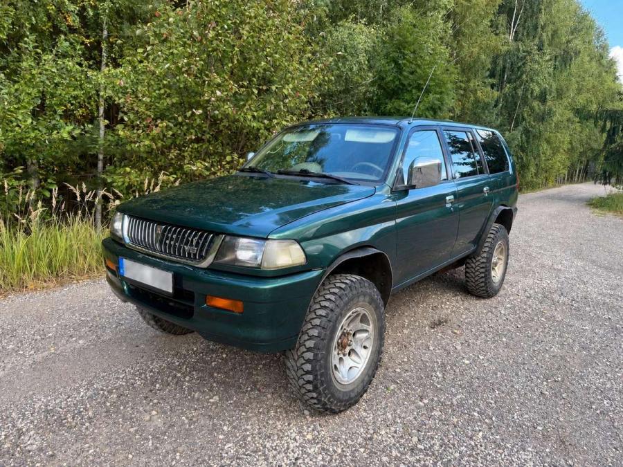 Green Mitsubishi Pajero Sport 1998 in Panevezys, with an engine capacity of 2.97 L and mileage of 249 thousand km for 4900 €, photo 1 on AUTOMOTO.COM.LV