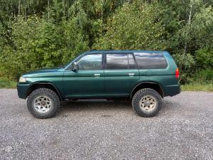 Green Mitsubishi Pajero Sport 1998 in Panevezys, with an engine capacity of 2.97 L and mileage of 249 thousand km for 4900 €, photo 3 on AUTOMOTO.COM.LV