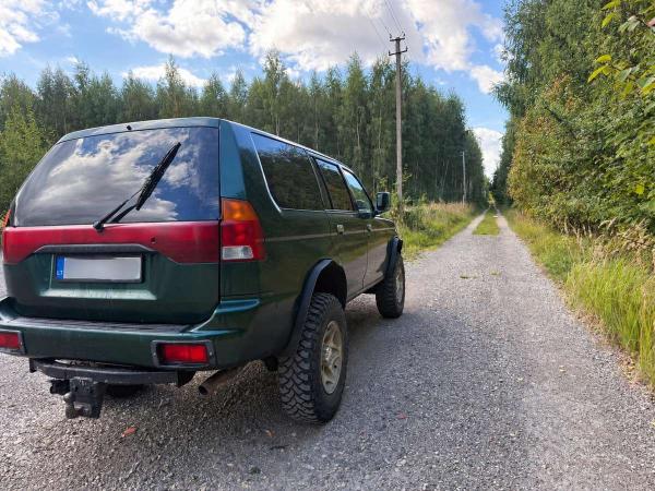 Green Mitsubishi Pajero Sport 1998 in Panevezys, with an engine capacity of 2.97 L and mileage of 249 thousand km for 4900 €, photo 4 on AUTOMOTO.COM.LV