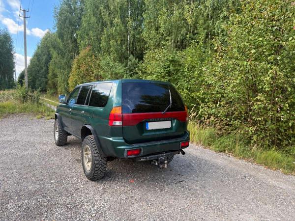 Green Mitsubishi Pajero Sport 1998 in Panevezys, with an engine capacity of 2.97 L and mileage of 249 thousand km for 4900 €, photo 5 on AUTOMOTO.COM.LV