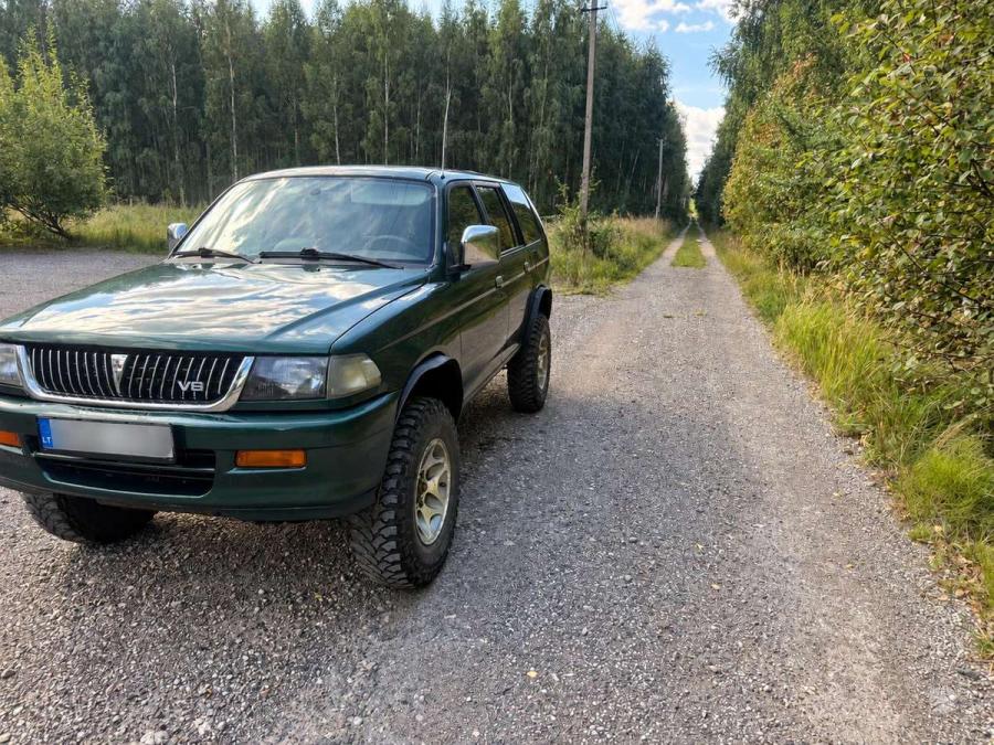 Green Mitsubishi Pajero Sport 1998 in Panevezys, with an engine capacity of 2.97 L and mileage of 249 thousand km for 4900 €, photo 6 on AUTOMOTO.COM.LV