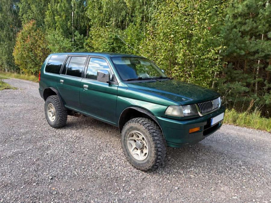Green Mitsubishi Pajero Sport 1998 in Panevezys, with an engine capacity of 2.97 L and mileage of 249 thousand km for 4900 €, photo 7 on AUTOMOTO.COM.LV