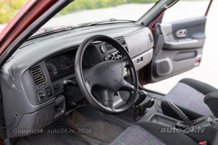 Sarkans Mitsubishi Pajero Sport 2001 Tallina, ar dzinēja tilpumu 2.50 L un nobraukumu 0 tūkst. km par 2999 €, foto 16 vietnē AUTOMOTO.COM.LV