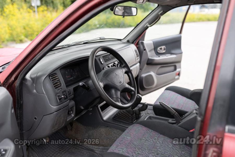 Sarkans Mitsubishi Pajero Sport 2001 Tallina, ar dzinēja tilpumu 2.50 L un nobraukumu 0 tūkst. km par 2999 €, foto 17 vietnē AUTOMOTO.COM.LV