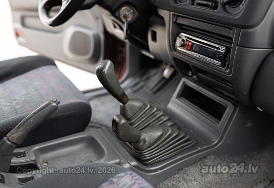 Sarkans Mitsubishi Pajero Sport 2001 Tallina, ar dzinēja tilpumu 2.50 L un nobraukumu 0 tūkst. km par 2999 €, foto 18 vietnē AUTOMOTO.COM.LV