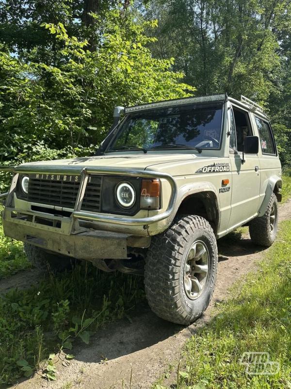 Balts Mitsubishi Pajero 1988 Ariogala, ar dzinēja tilpumu 2.50 L un nobraukumu 218 tūkst. km par 2500 €, foto 1 vietnē AUTOMOTO.COM.LV