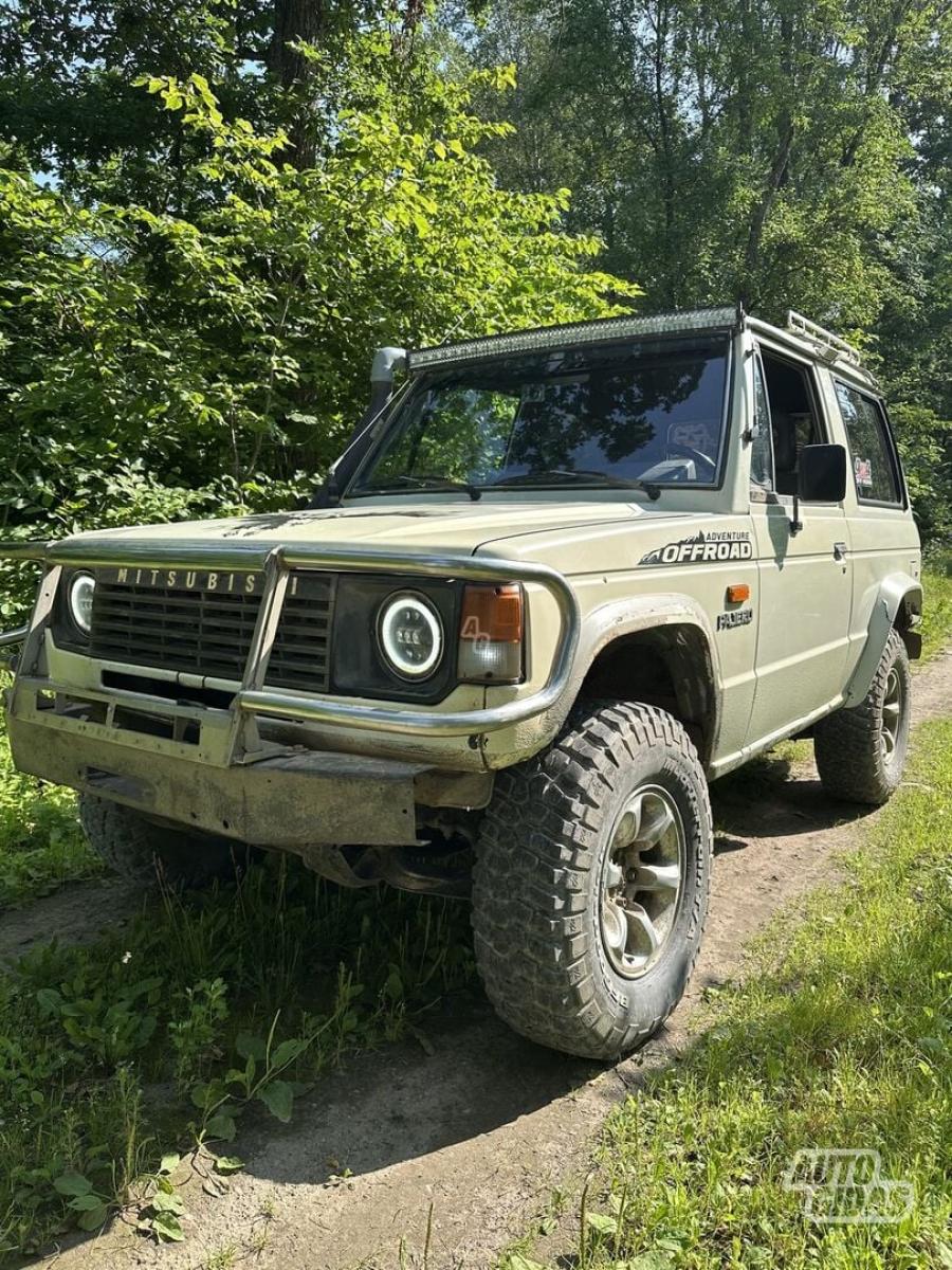 White Mitsubishi Pajero 1988 in Ariogala, with an engine capacity of 2.50 L and mileage of 218 thousand km for 2500 €, photo 1 on AUTOMOTO.COM.LV