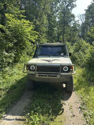 White Mitsubishi Pajero 1988 in Ariogala, with an engine capacity of 2.50 L and mileage of 218 thousand km for 2500 €, photo 3 on AUTOMOTO.COM.LV