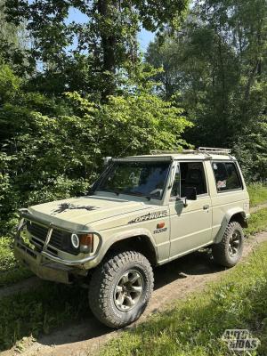 White Mitsubishi Pajero 1988 in Ariogala, with an engine capacity of 2.50 L and mileage of 218 thousand km for 2500 €, photo 4 on AUTOMOTO.COM.LV