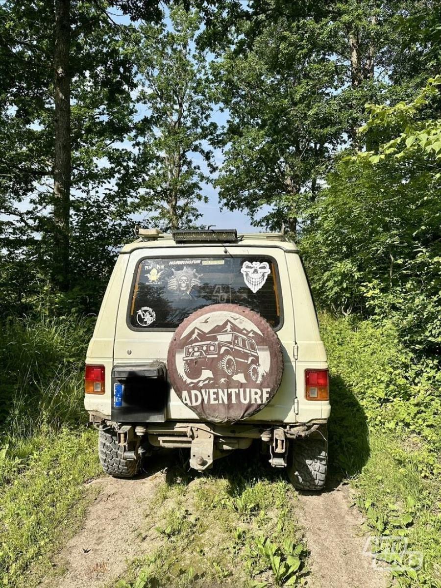 White Mitsubishi Pajero 1988 in Ariogala, with an engine capacity of 2.50 L and mileage of 218 thousand km for 2500 €, photo 5 on AUTOMOTO.COM.LV