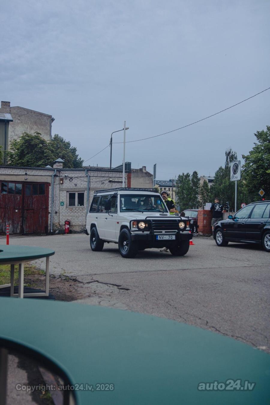 White Mitsubishi Pajero 1990 in Riga, with an engine capacity of 2.50 L and mileage of 335 thousand km for 21500 €, photo 2 on AUTOMOTO.COM.LV