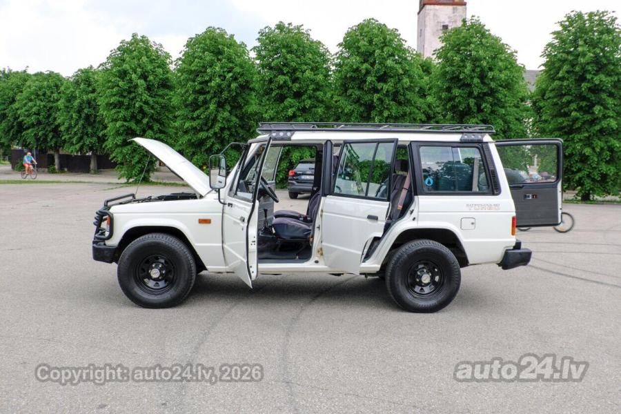 White Mitsubishi Pajero 1990 in Riga, with an engine capacity of 2.50 L and mileage of 335 thousand km for 21500 €, photo 8 on AUTOMOTO.COM.LV