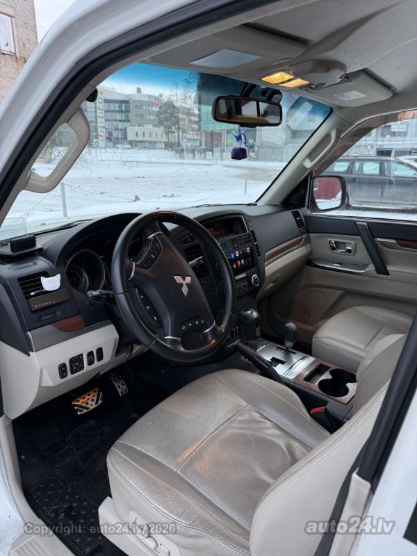 White Mitsubishi Pajero 2014 in Tallinn, with an engine capacity of 3.20 L and mileage of 241 thousand km for 20000 €, photo 7 on AUTOMOTO.COM.LV