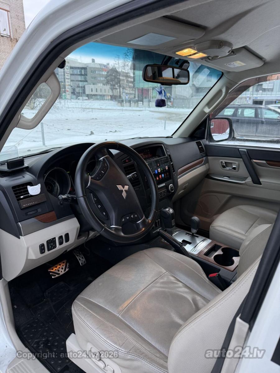 White Mitsubishi Pajero 2014 in Tallinn, with an engine capacity of 3.20 L and mileage of 241 thousand km for 20000 €, photo 7 on AUTOMOTO.COM.LV