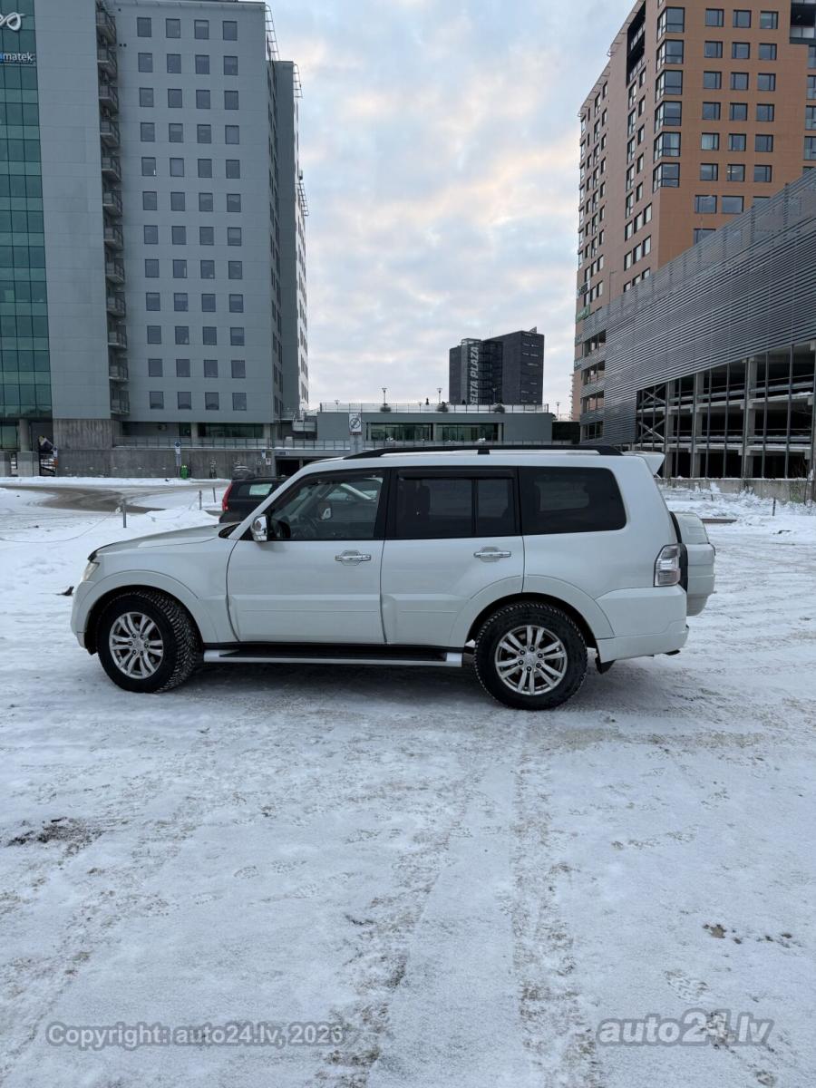White Mitsubishi Pajero 2014 in Tallinn, with an engine capacity of 3.20 L and mileage of 241 thousand km for 20000 €, photo 9 on AUTOMOTO.COM.LV