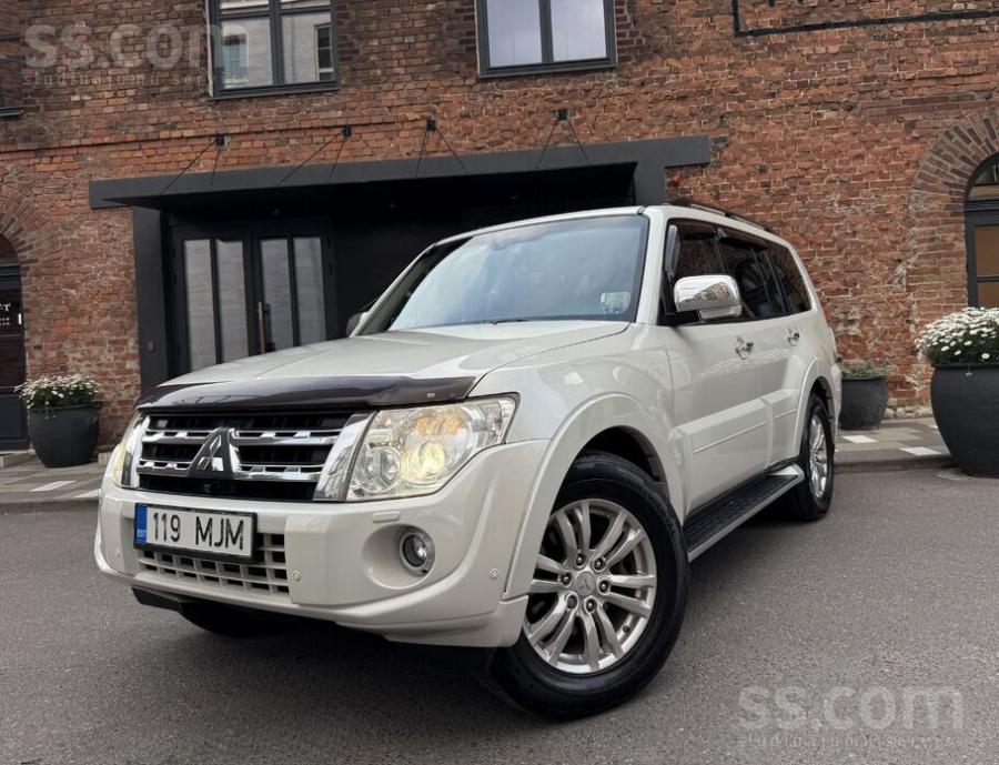 White Mitsubishi Pajero 2014 in Tallinn, with an engine capacity of 3.20 L and mileage of 243 thousand km for 14990 €, photo 3 on AUTOMOTO.COM.LV