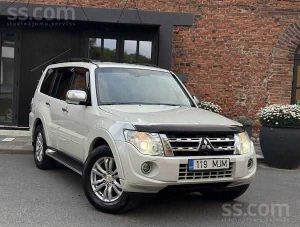 White Mitsubishi Pajero 2014 in Tallinn, with an engine capacity of 3.20 L and mileage of 243 thousand km for 14990 €, photo 4 on AUTOMOTO.COM.LV