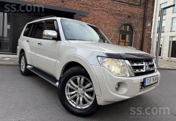 White Mitsubishi Pajero 2014 in Tallinn, with an engine capacity of 3.20 L and mileage of 243 thousand km for 14990 €, photo 6 on AUTOMOTO.COM.LV