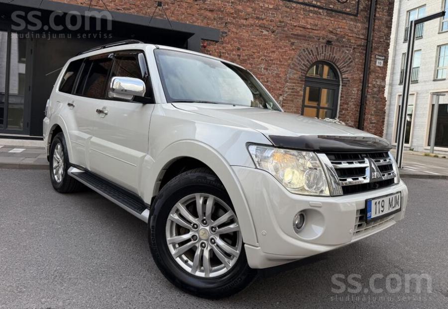 White Mitsubishi Pajero 2014 in Tallinn, with an engine capacity of 3.20 L and mileage of 243 thousand km for 14990 €, photo 7 on AUTOMOTO.COM.LV
