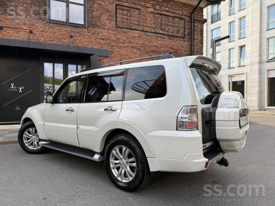 White Mitsubishi Pajero 2014 in Tallinn, with an engine capacity of 3.20 L and mileage of 243 thousand km for 14990 €, photo 9 on AUTOMOTO.COM.LV
