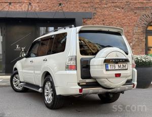 White Mitsubishi Pajero 2014 in Tallinn, with an engine capacity of 3.20 L and mileage of 243 thousand km for 14990 €, photo 10 on AUTOMOTO.COM.LV
