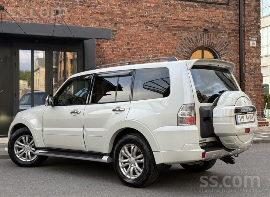 White Mitsubishi Pajero 2014 in Tallinn, with an engine capacity of 3.20 L and mileage of 243 thousand km for 14990 €, photo 11 on AUTOMOTO.COM.LV