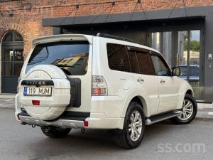 White Mitsubishi Pajero 2014 in Tallinn, with an engine capacity of 3.20 L and mileage of 243 thousand km for 14990 €, photo 12 on AUTOMOTO.COM.LV