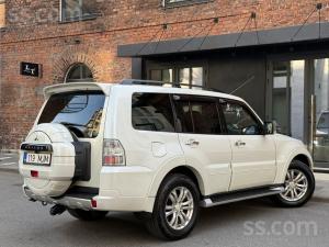White Mitsubishi Pajero 2014 in Tallinn, with an engine capacity of 3.20 L and mileage of 243 thousand km for 14990 €, photo 13 on AUTOMOTO.COM.LV