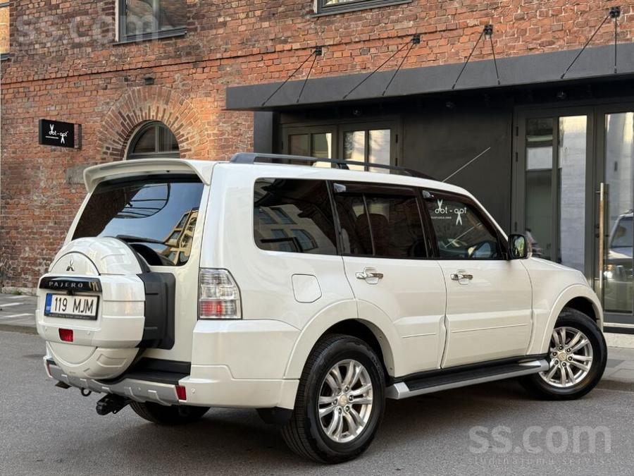 White Mitsubishi Pajero 2014 in Tallinn, with an engine capacity of 3.20 L and mileage of 243 thousand km for 14990 €, photo 13 on AUTOMOTO.COM.LV