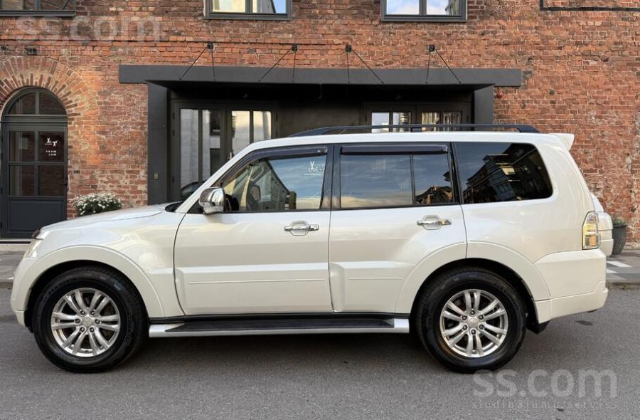 White Mitsubishi Pajero 2014 in Tallinn, with an engine capacity of 3.20 L and mileage of 243 thousand km for 14990 €, photo 14 on AUTOMOTO.COM.LV